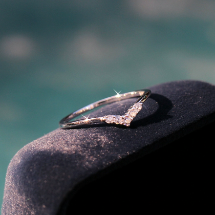 SERA Dianty V-Shaped Lady Ring